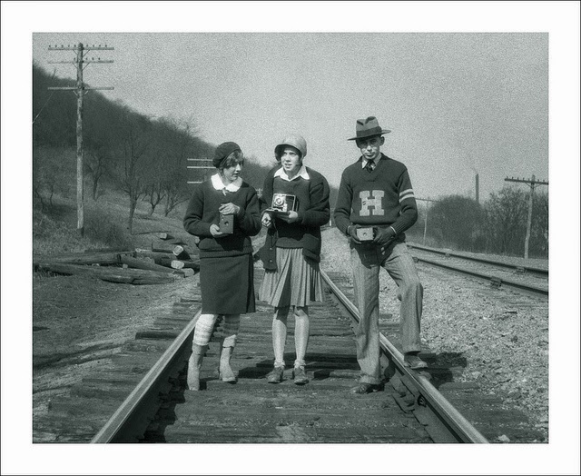 A Collection of 60 Interesting Vintage Photos of Photographers at Work ...