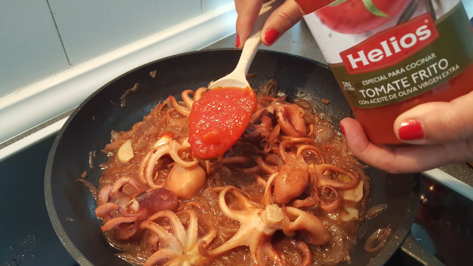 LA VIOLETA POBLENOU: PULPITOS CON CEBOLLA Y TOMATE FRITO