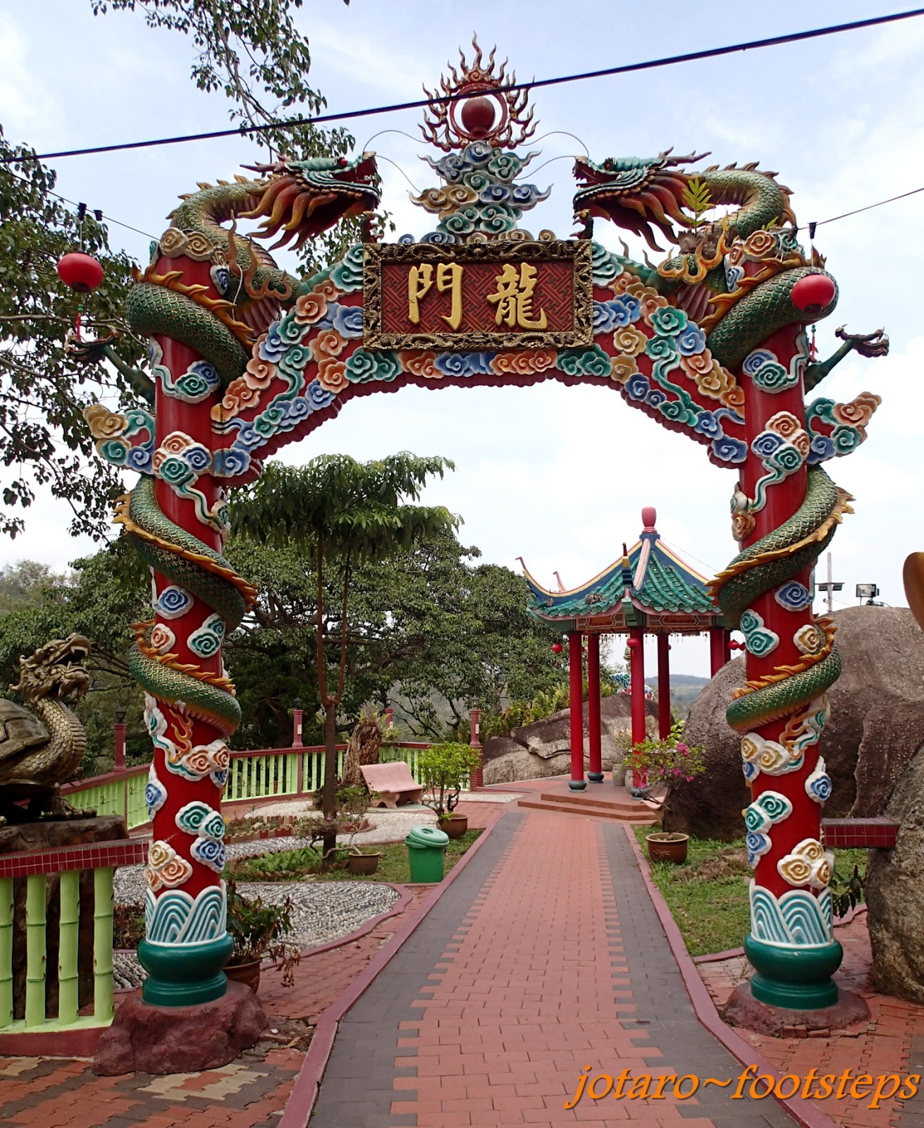 Footsteps - Jotaro's Travels: Sites : Sak Dato Broga Temple (石拿督庙)