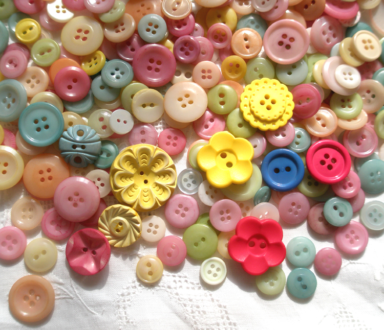 fiberluscious: How to Dye New and Vintage Buttons- Tutorial