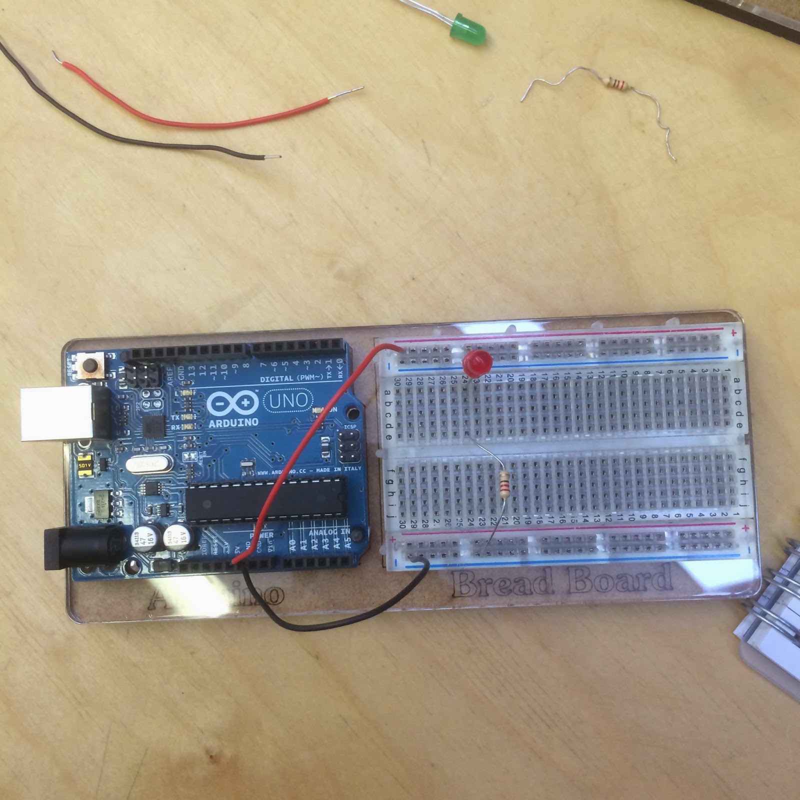 Jono Sandilands: Interaction design with circuits, sensors & motors