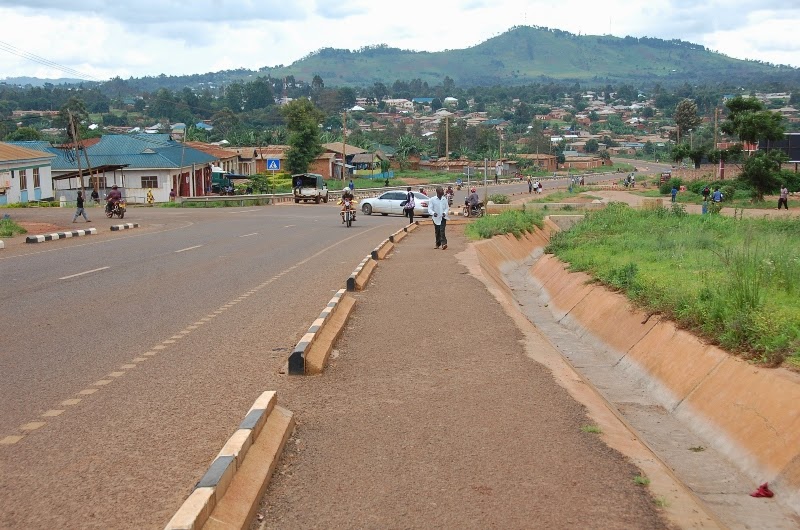 MJI WA MBINGA ULIVYOTAKATA KWA BARABARA