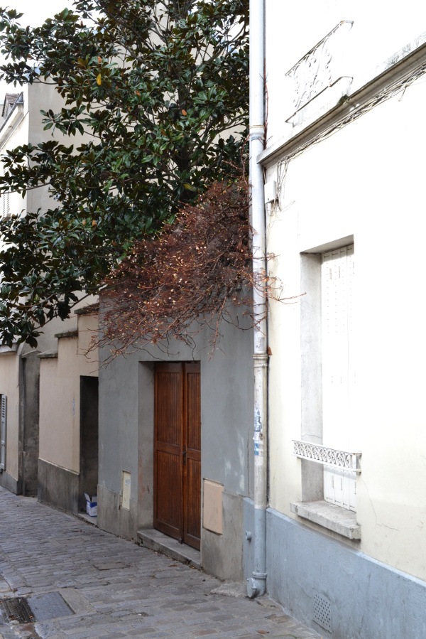 Art et glam: La rue Saint-Rustique, Paris 18e, avec vue sur le Sacré-Cœur
