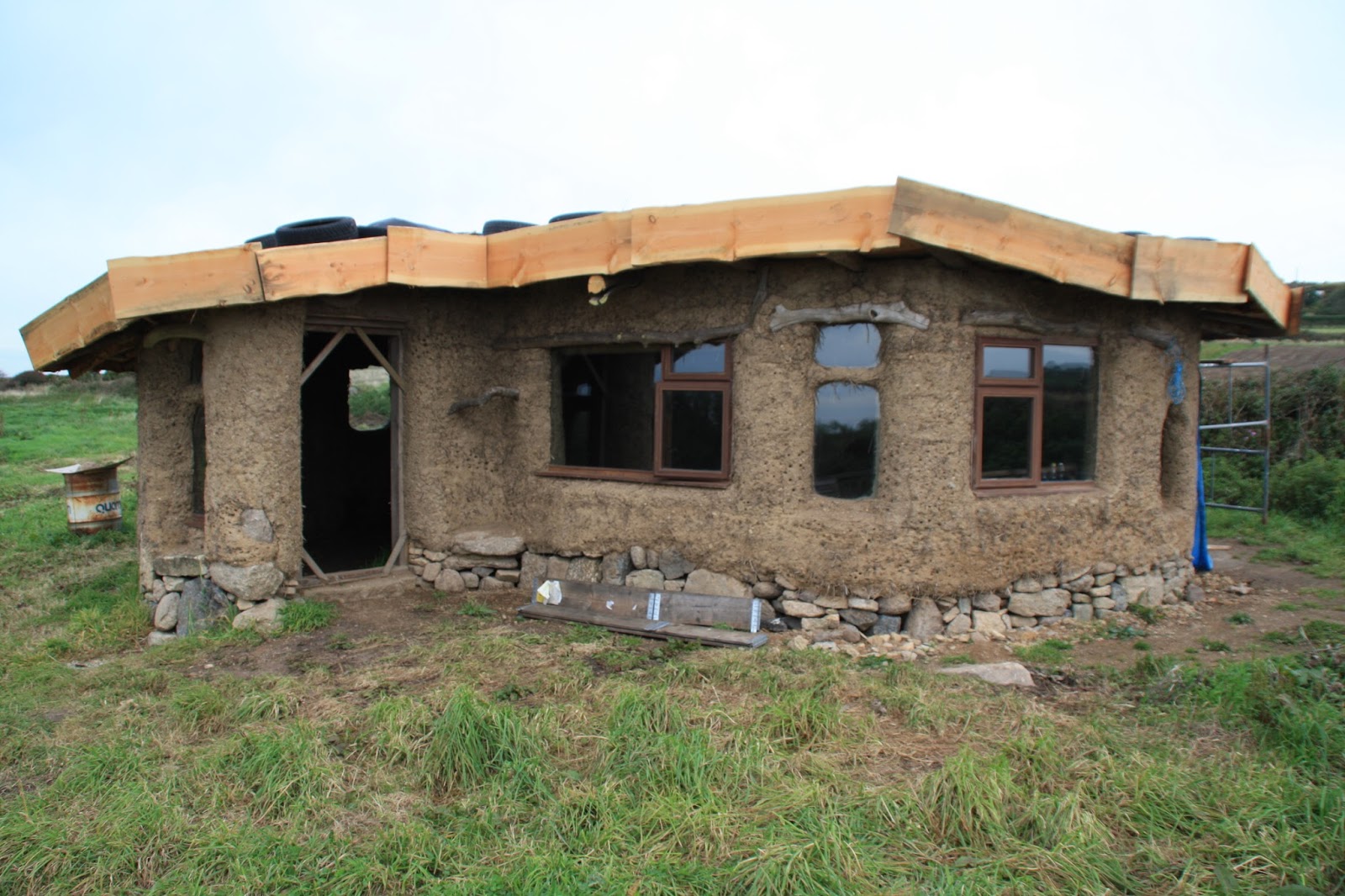 Bosavern Community Farm: Cob build phase 3, with living roof workshop.