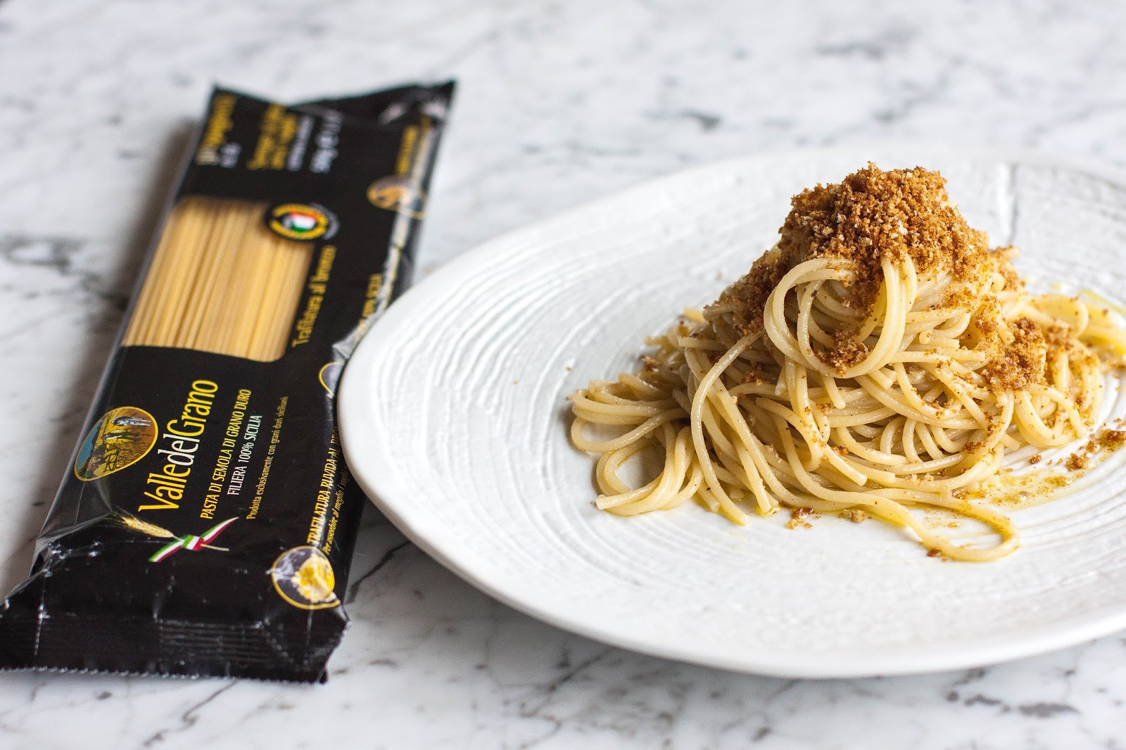 Spaghetti AOP e pane croccante | Ombra nel portico