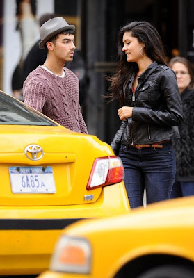 DIA DIA CON LOS JONAS: Joe Jonas y Elizabeth Zayas de paseo en Soho ...