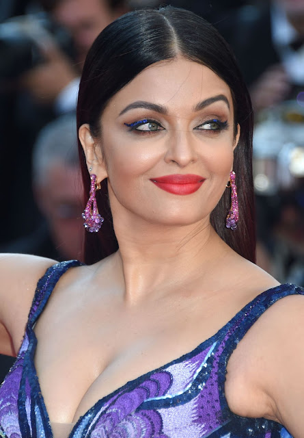 Aishwarya Rai Hot Cleavage Photos Girls of the Sun Premiere at the 71st ... Aishwarya Rai Hot Cleavage Photos Girls of the Sun Premiere at the 71st ...