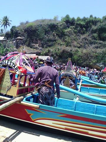 Tradisi 1 Suro labuhan di pantai NGRENEHAN GUNUNG KIDUL - www.elangalap.com