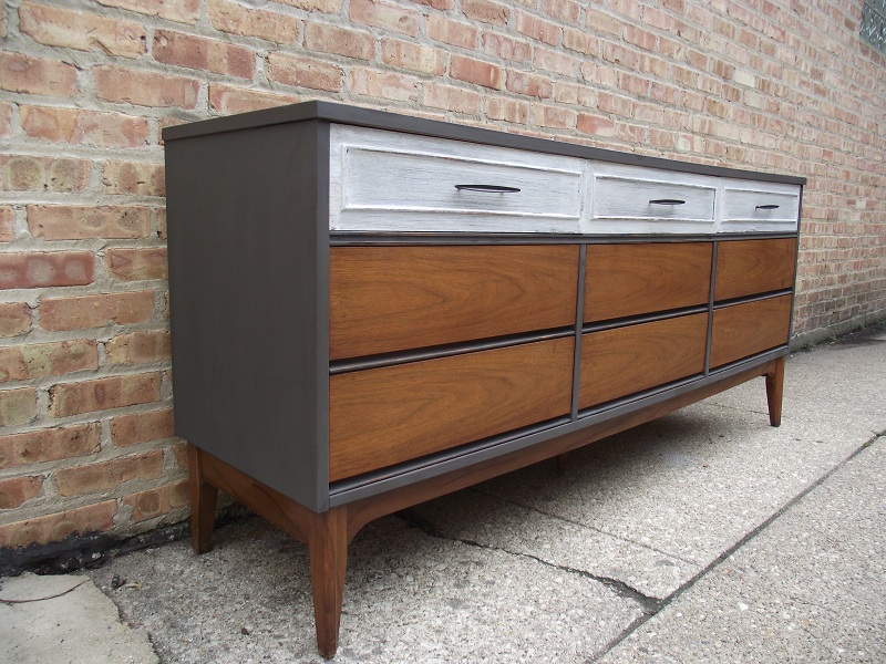 Vintage Ground: Distressed Vintage / Retro Style Nine Drawer Dresser