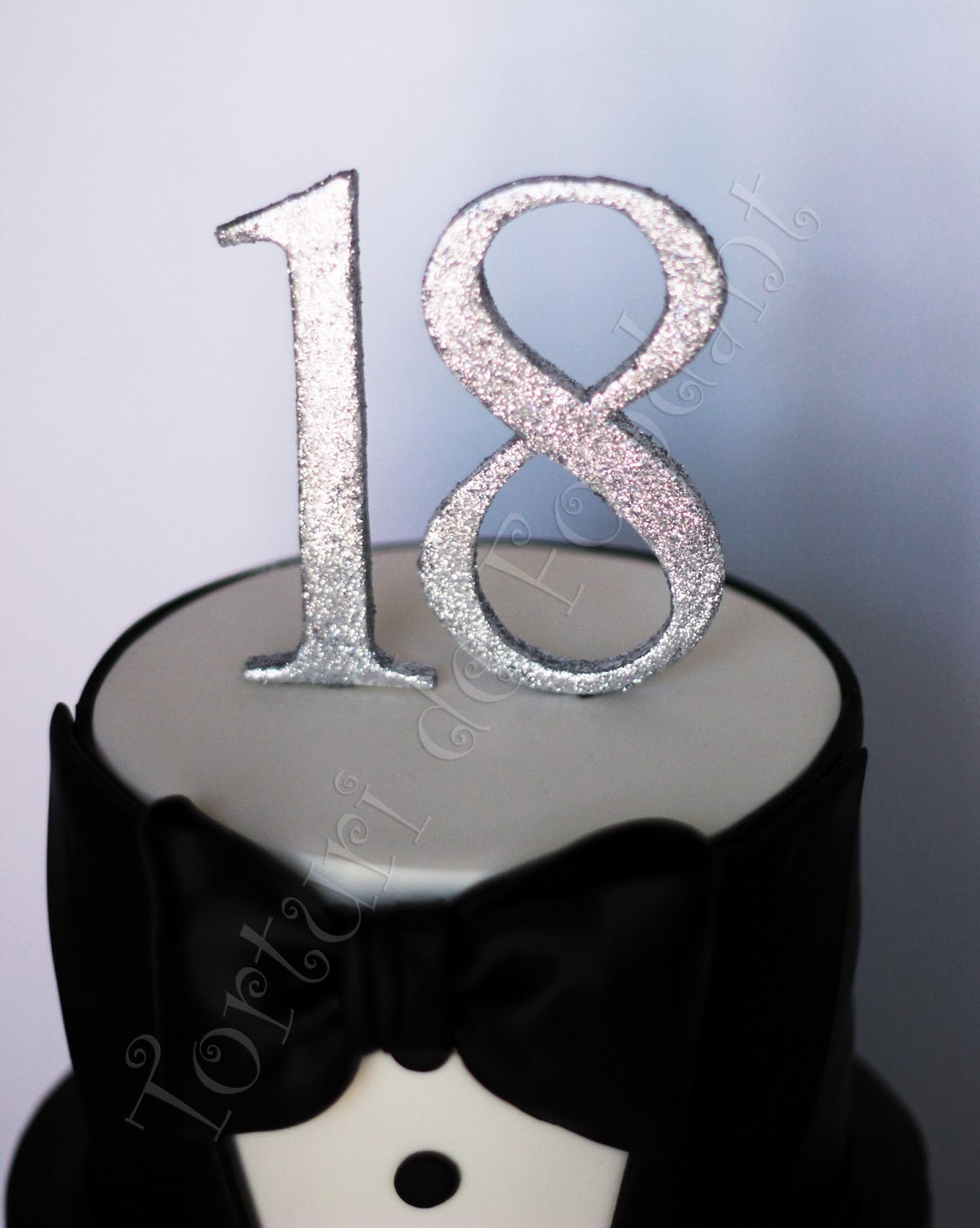 Torturi de fondant: Majorat cu eleganta