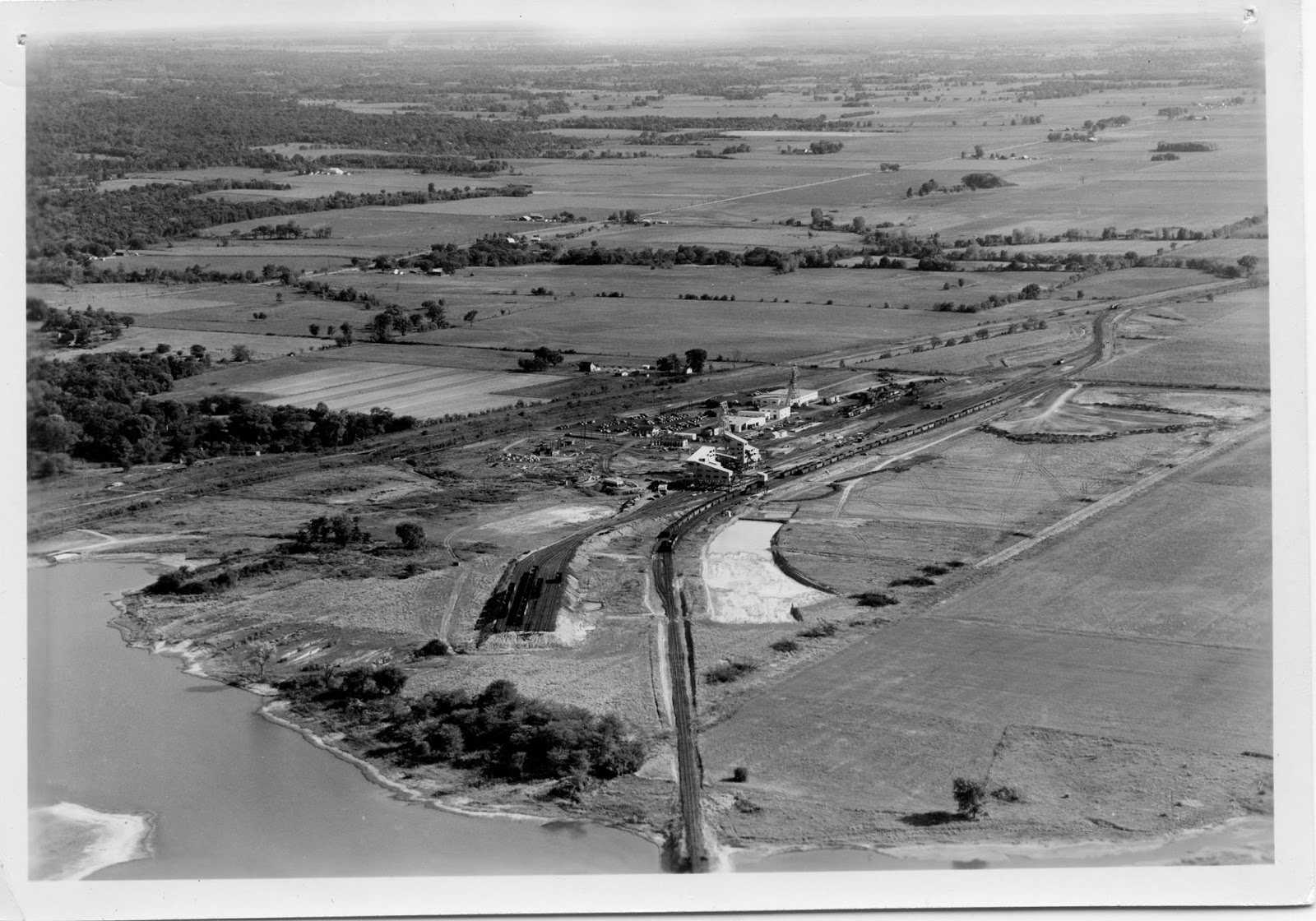 Towns and Nature: Fulton C: Cuba, IL: United Electric Coal's Cuba #9 Mine