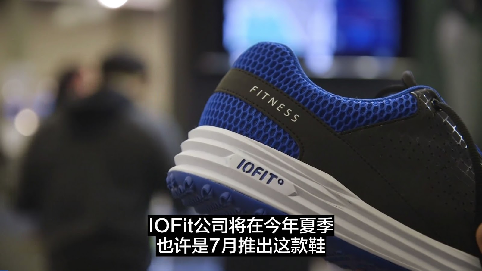 视频翻译字幕: Samsung helped make these smart shoes_三星时尚智能跑鞋