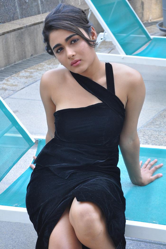 Beautiful Indian Girl Shalini Pandey Long Cross legs Thighs Beautiful Indian Girl Shalini Pandey Long Cross legs Thighs