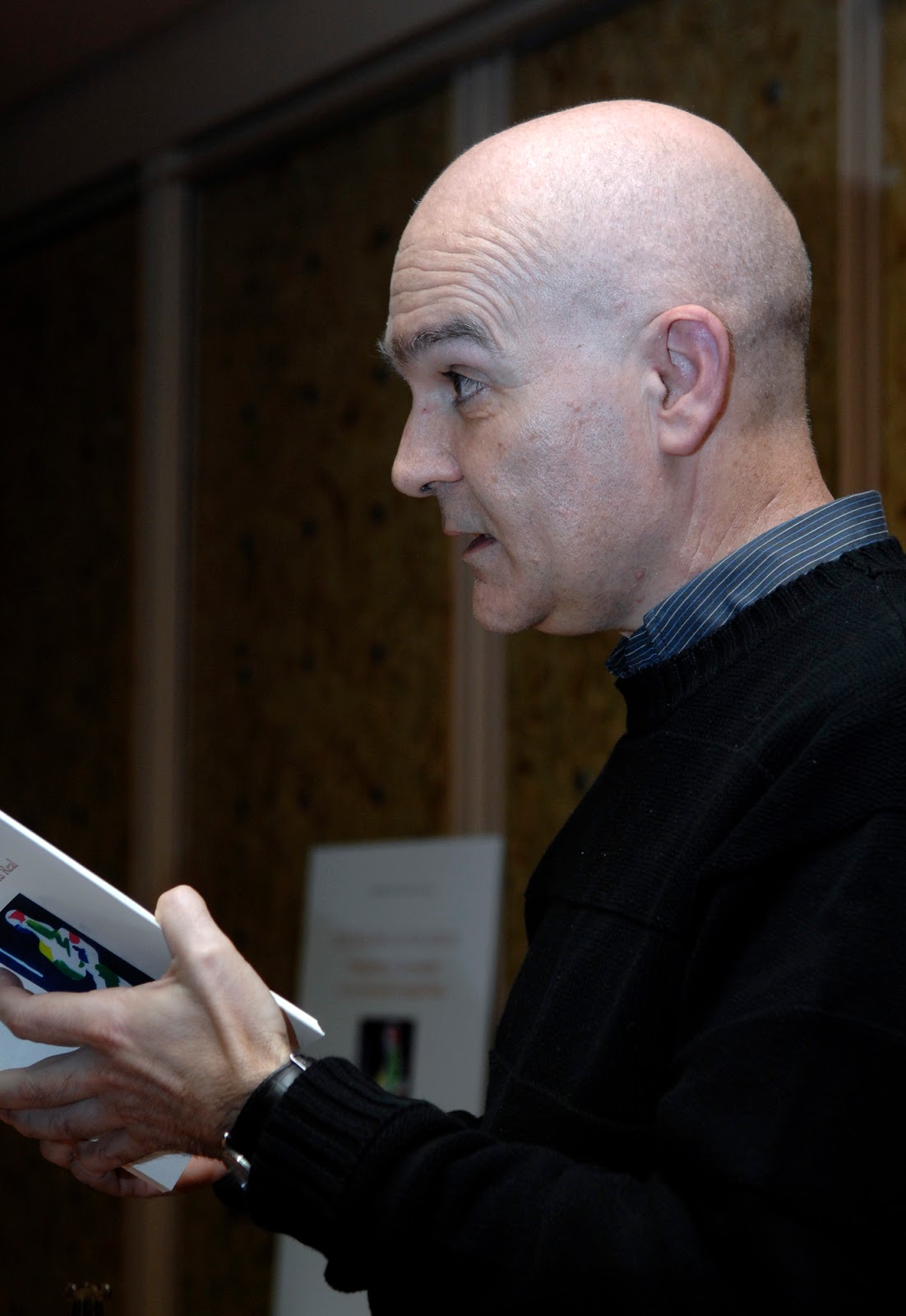 MIENTRAS LA LUZ: Un poema de Teo Serna: Phaebus lee en la gotera...