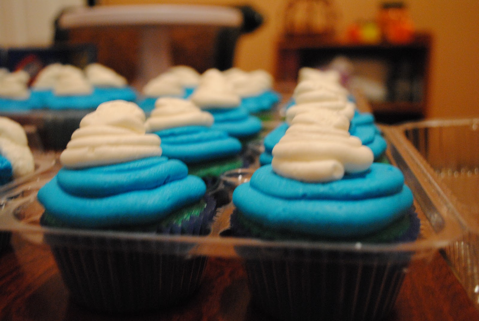 Maureen's Cakes & More!: Smurf Cupcakes & Super Why! Cake