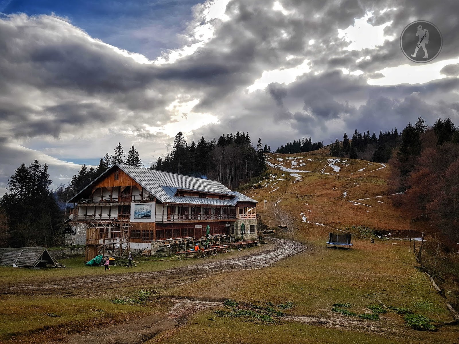 Traseu în munții Baiului: Azuga, Vârful Clăbucetul Taurului, cabana ...