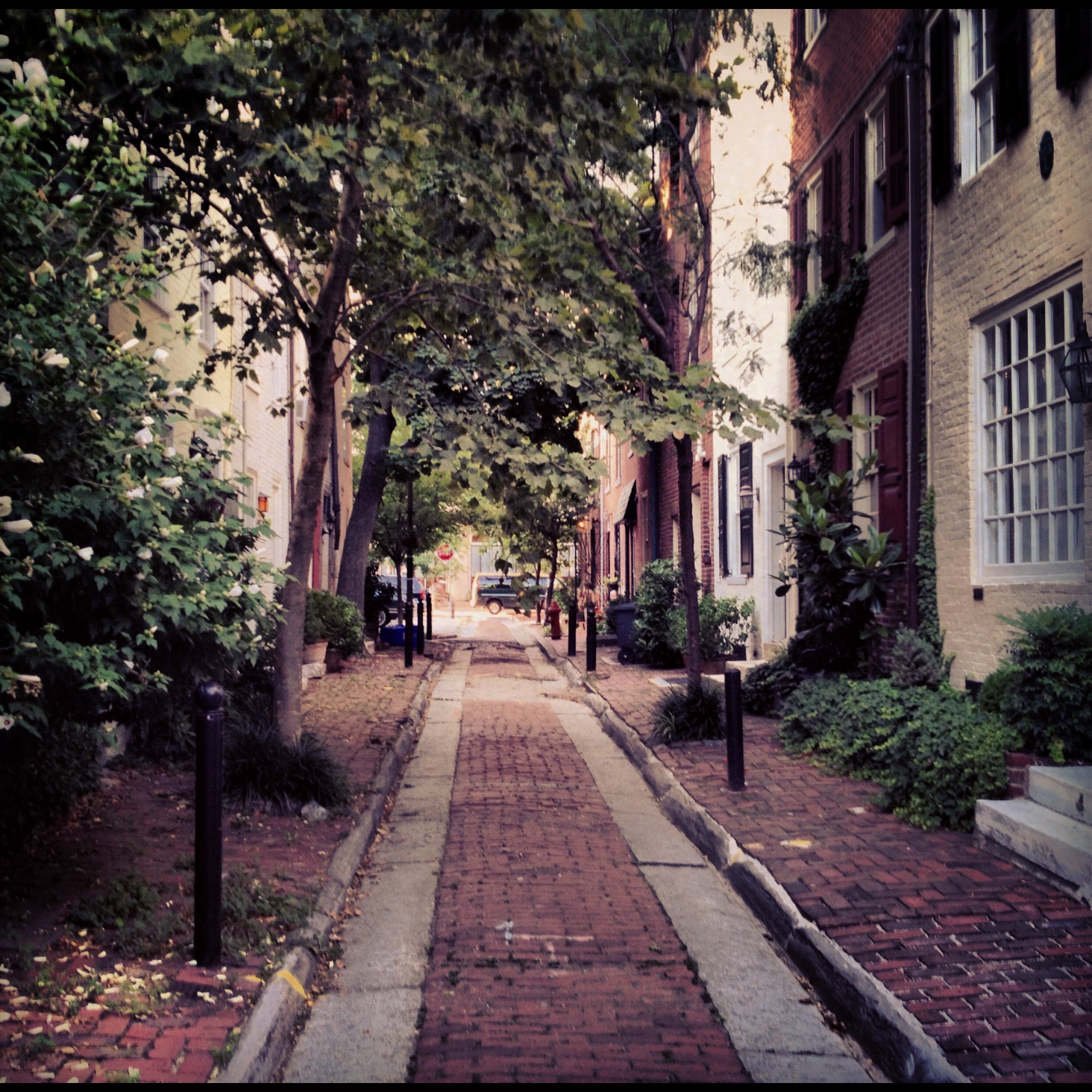 Charming side street. : r/pics