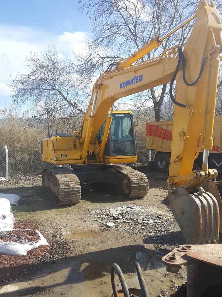 EXCAVATOR: pc 200 98 model excavator