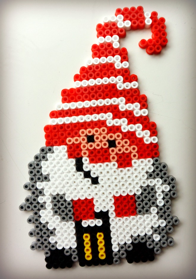 Luukku 2: Tonttuja hamahelmistä - Punatukka ja kaksi karhua