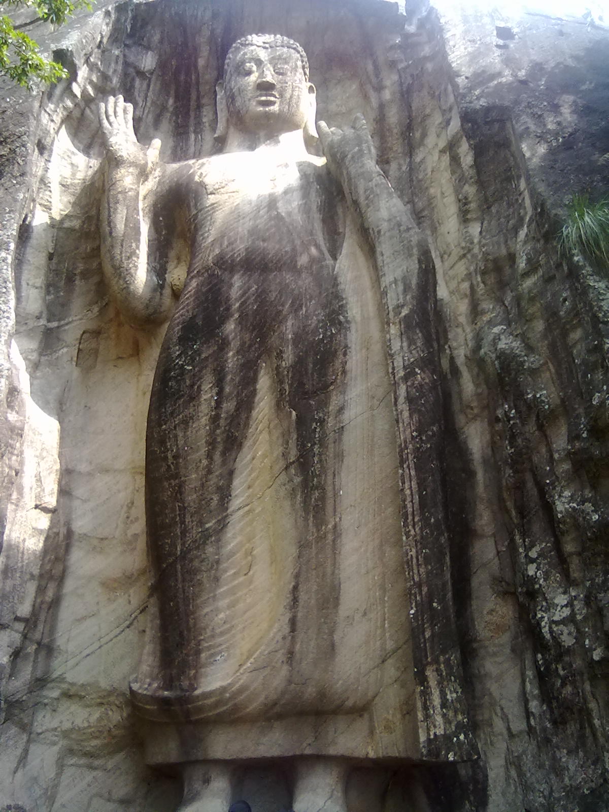 Visiting Wonders: Avukana and Sasseruwa (Ras Wehera) Buddha Statues