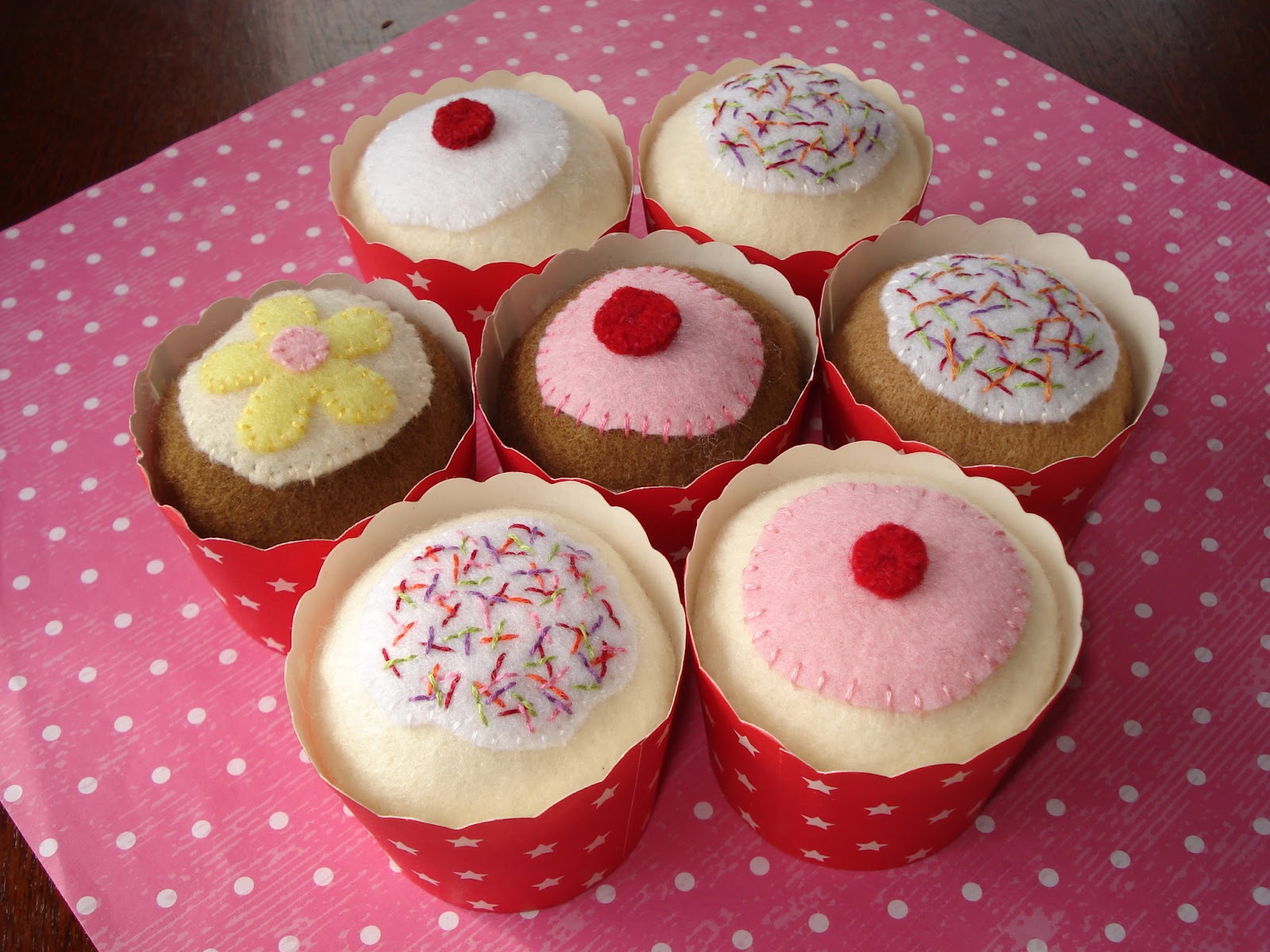 cupcake cutie: Sew your own Felt Cupcake!