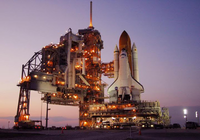 (GAMBAR) Proses Pemasangan Kapal Angkasa Space Shuttle oleh NASA