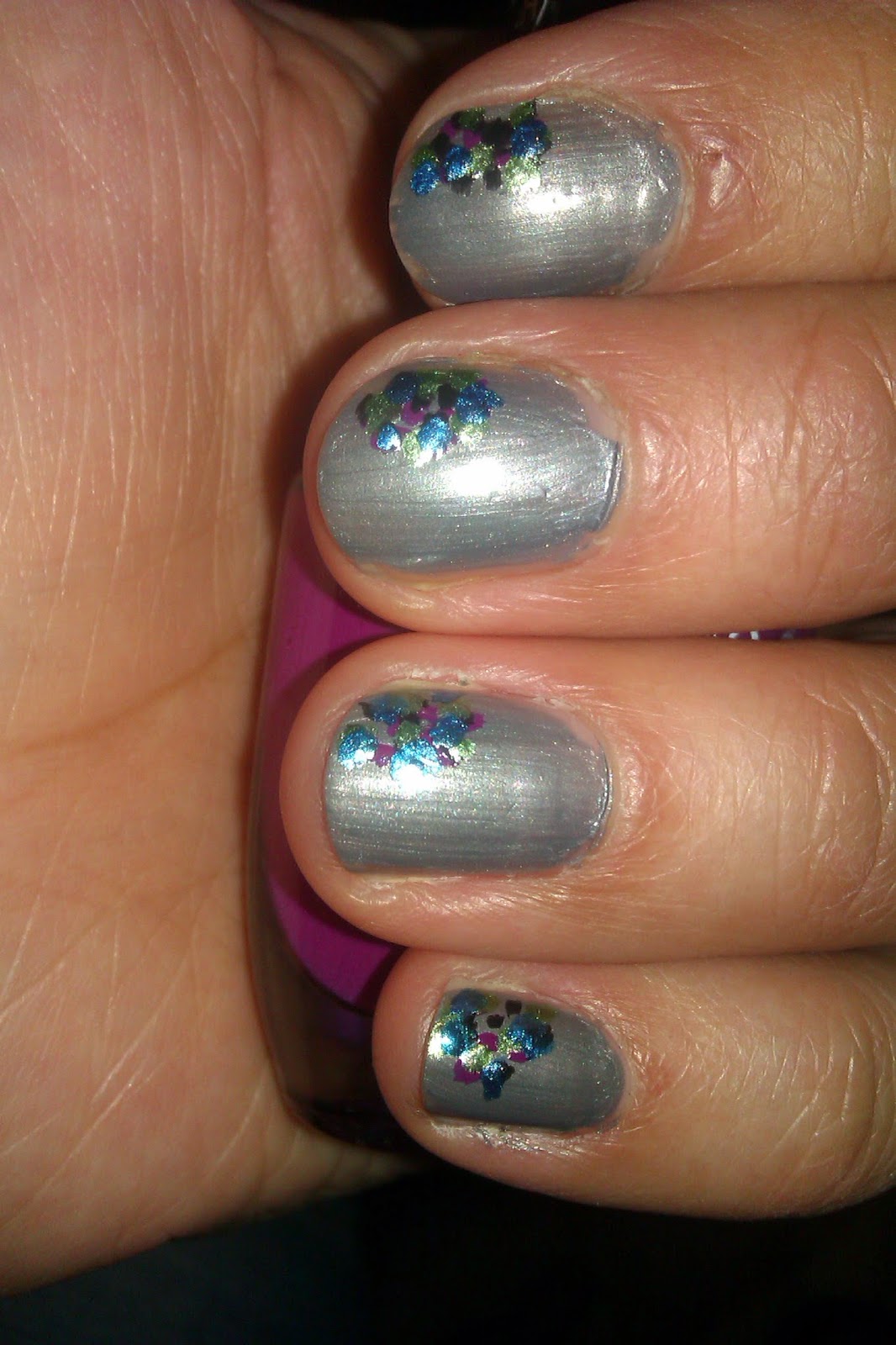 Mímate BELLA!: Manicura de color plata con decoración