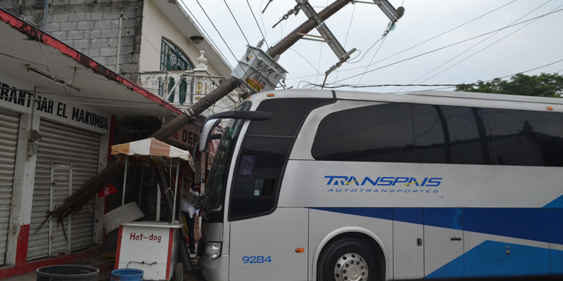 Transpais choca con poste y lo parte en dos