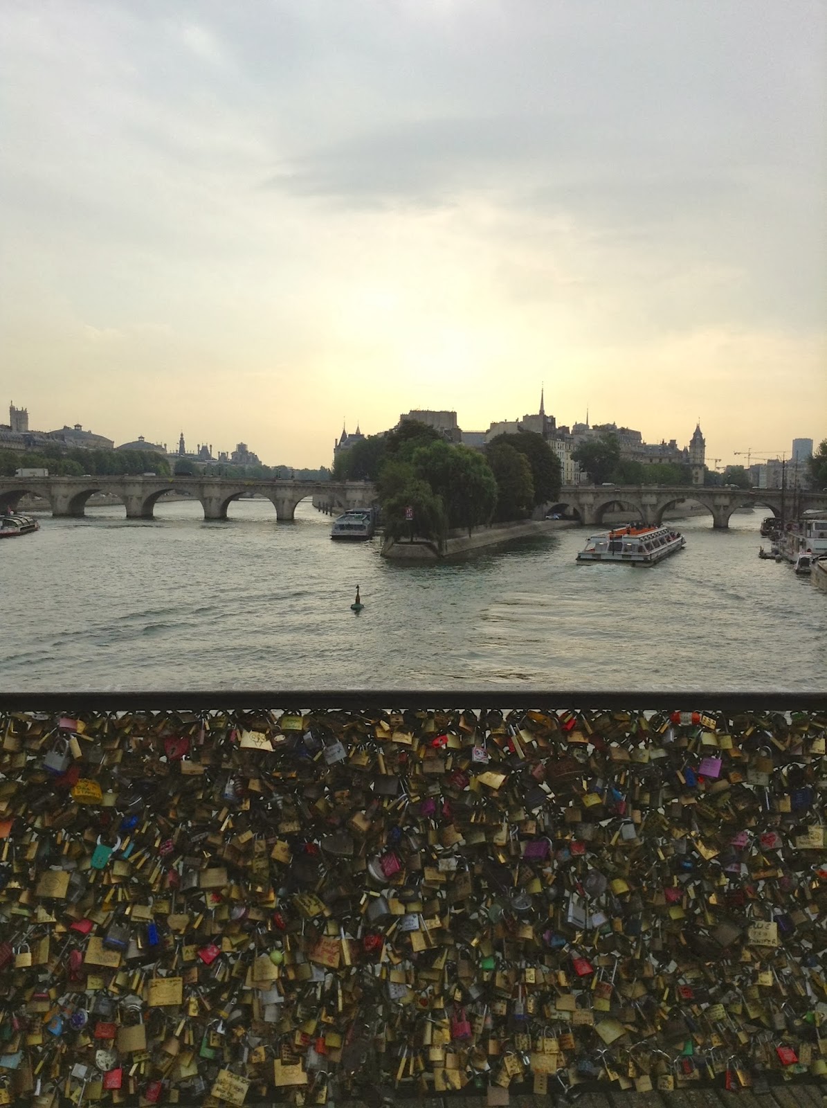 Lisa Mende Design: "The Love Lock Bridges" in Paris