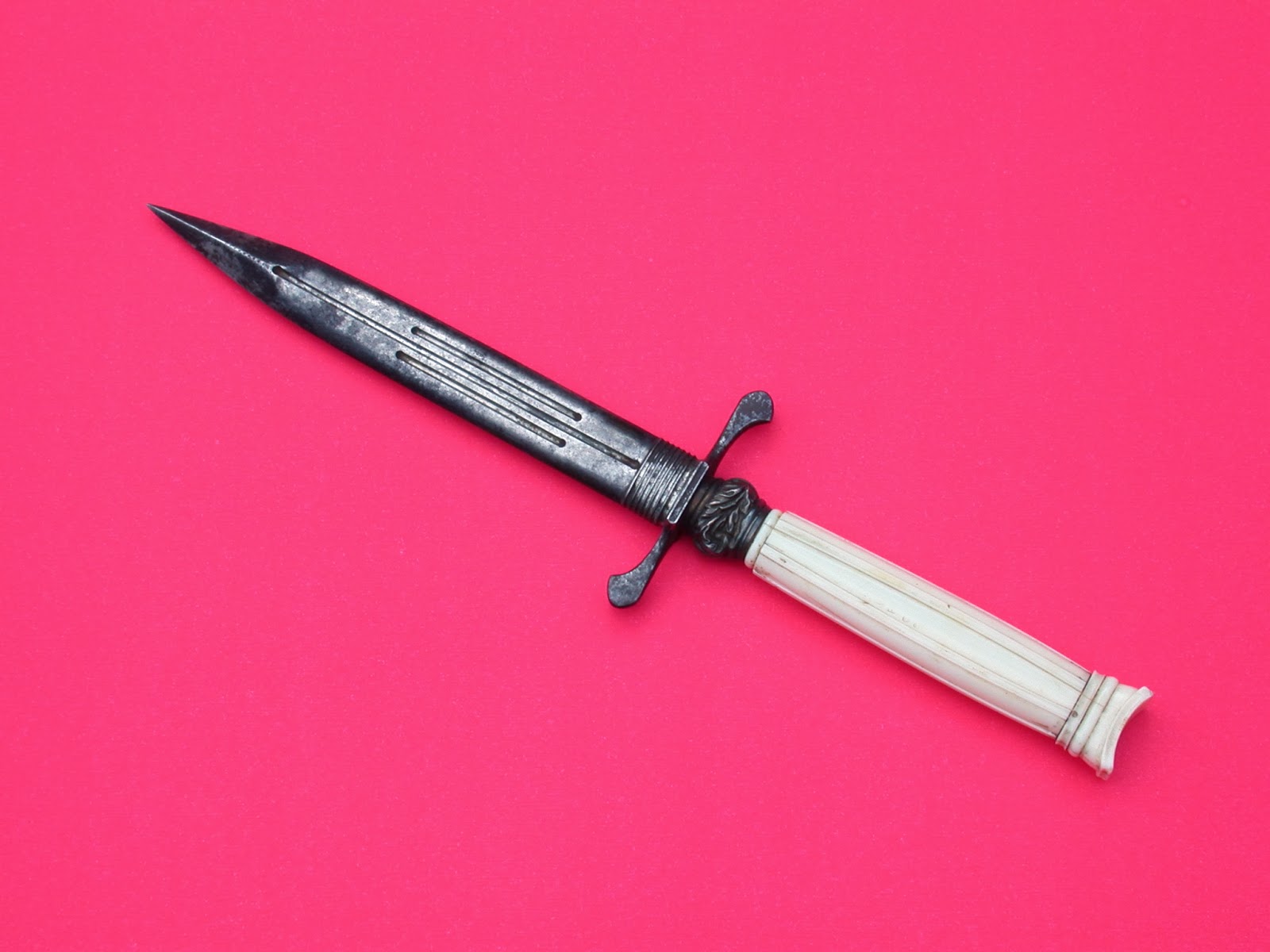 Armas Blancas. Historia. Bibliografía.: Un hombre y un arma peculiares