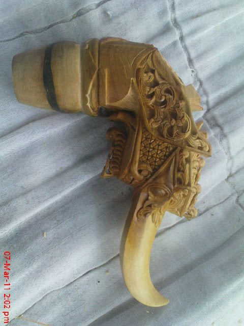 .::Seni Ukiran Halus::.: Hulu keris pekaka