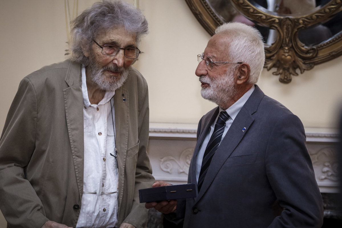 Ιδιωτική Οδός: Ο ΠΡΟΕΔΡΟΣ ΤΗΣ ΔΗΜΟΚΡΑΤΙΑΣ ΤΙΜΗΣΕ ΤΟΝ ΜΑΝΟΛΗ ...