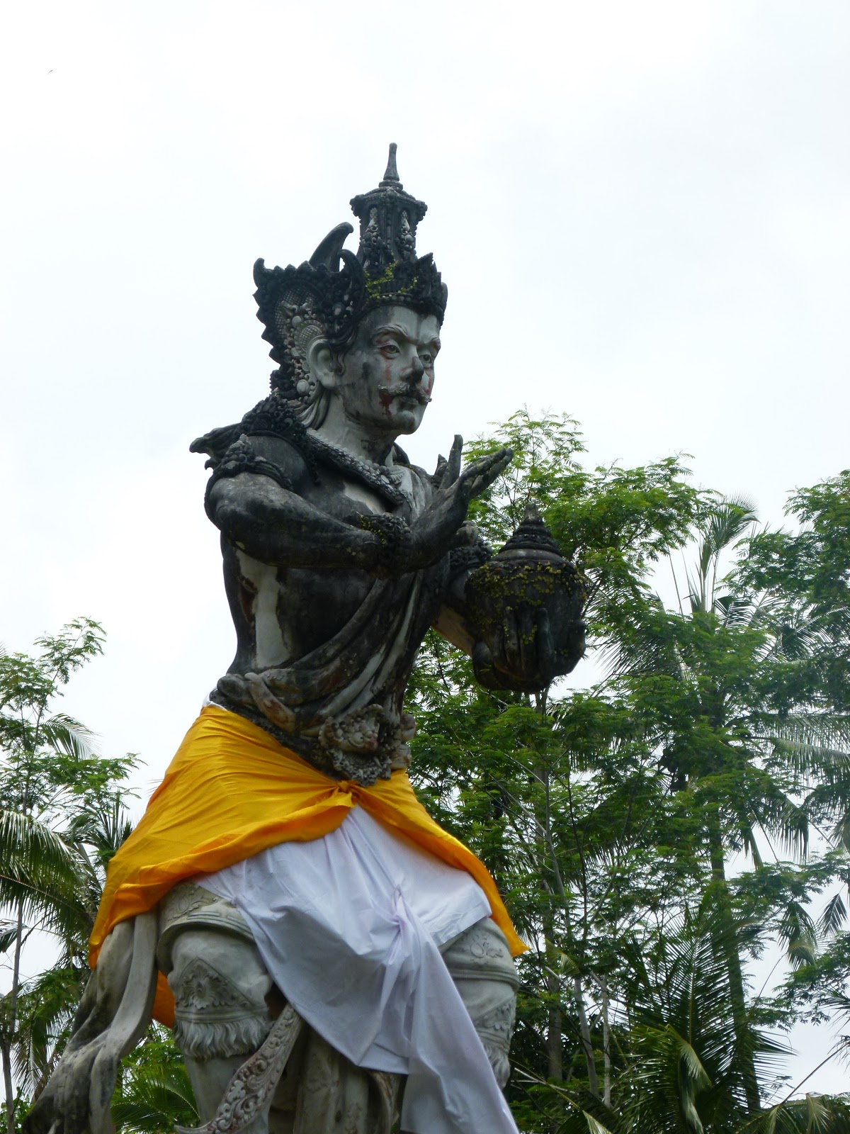 A divine statue holding a vase free picture for commercial use