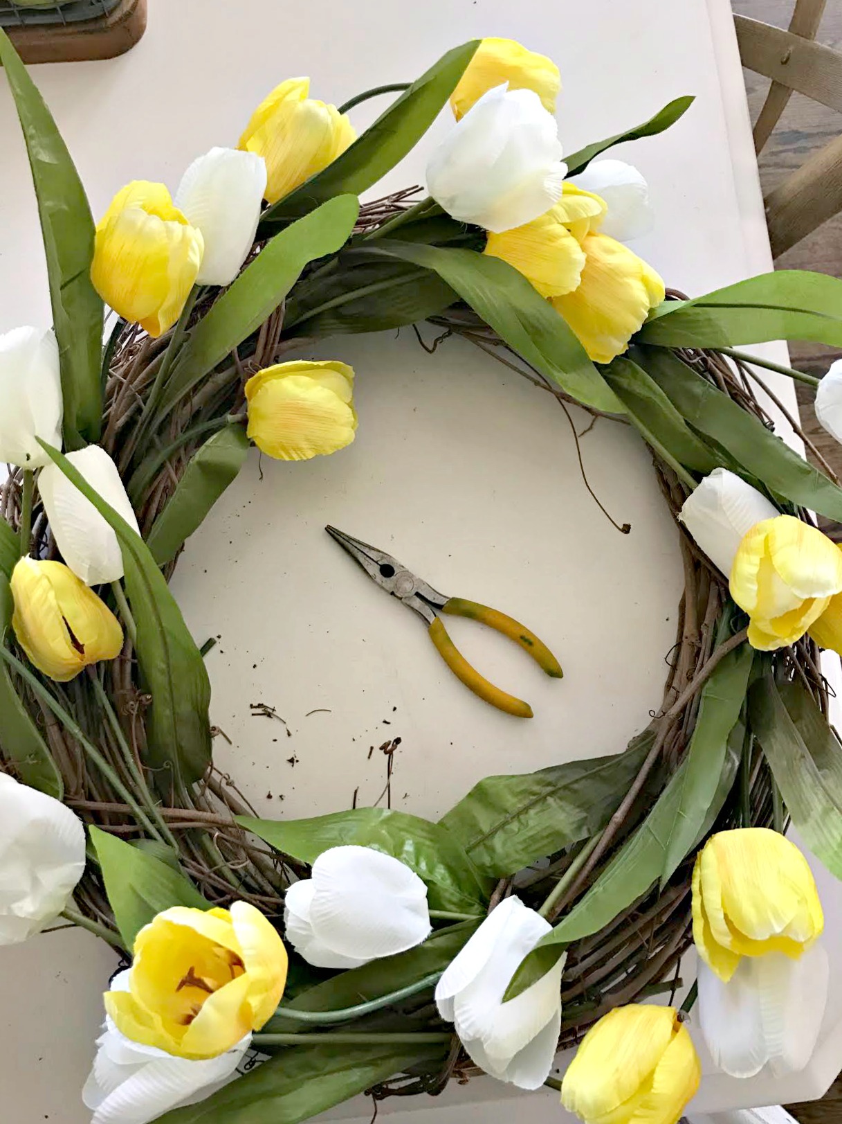 How to Make a Quick DIY Spring Tulip Wreath | Thrifty Decor Chick ...