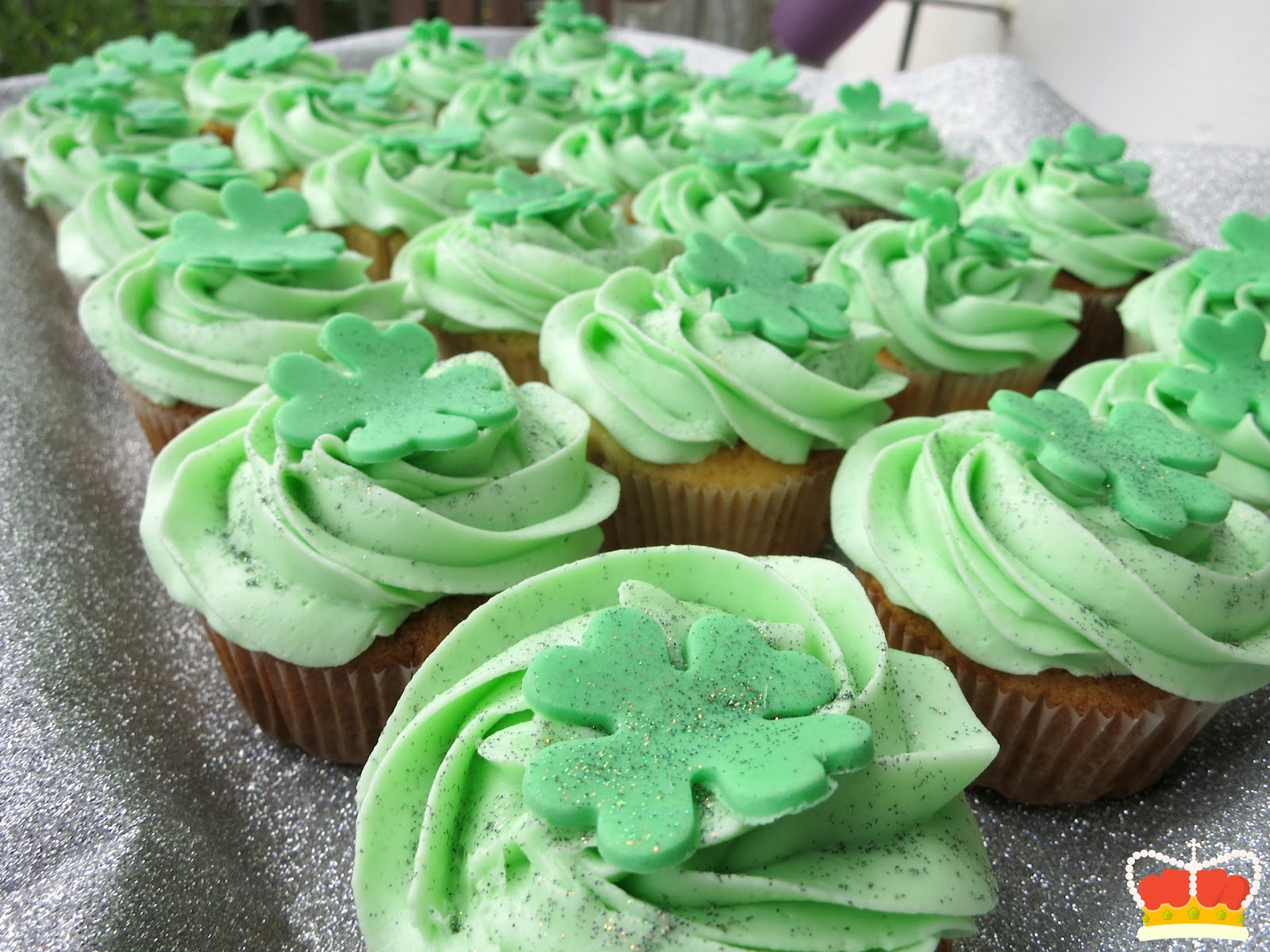 Little Miss Princess Cakes: Green, green, green - Vanilla Cupcakes with ...