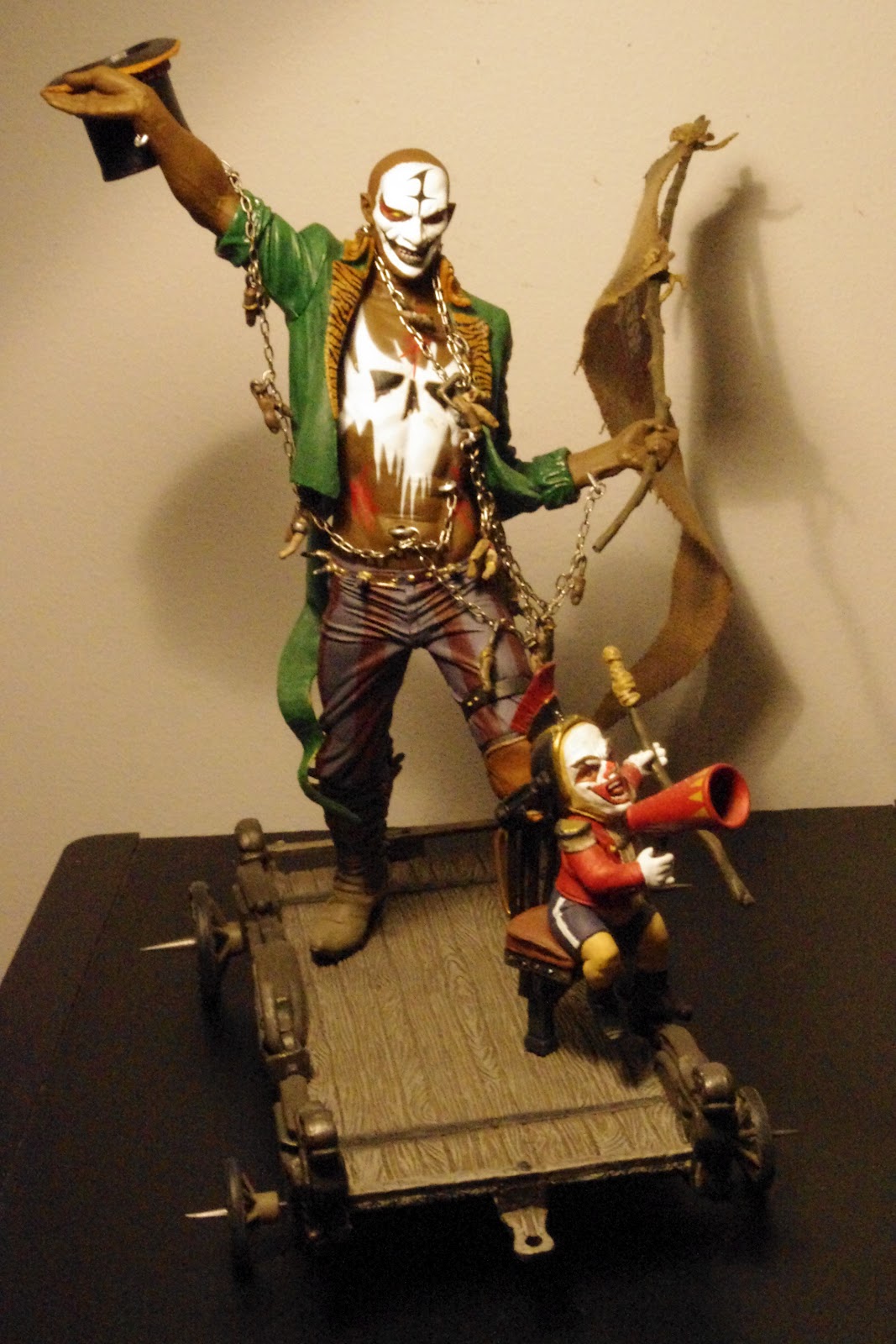 Na Boca Do Lobo: CLIVE BARKER'S INFERNAL PARADE - TOM REQUIEM