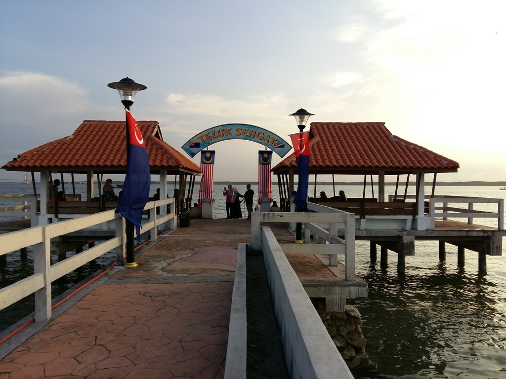 TRAVELOG: KILANG BATERI yang unik & TELUK SENGAT pemandangan petang ...
