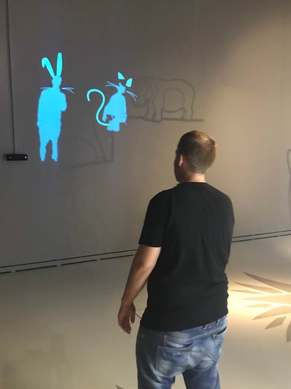 Life in Abu Dhabi: Linus and Emma at the Louvre