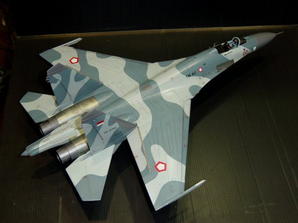 AIRPLANE SCALE MODELKIT: SUKHOI Su-27 Flanker