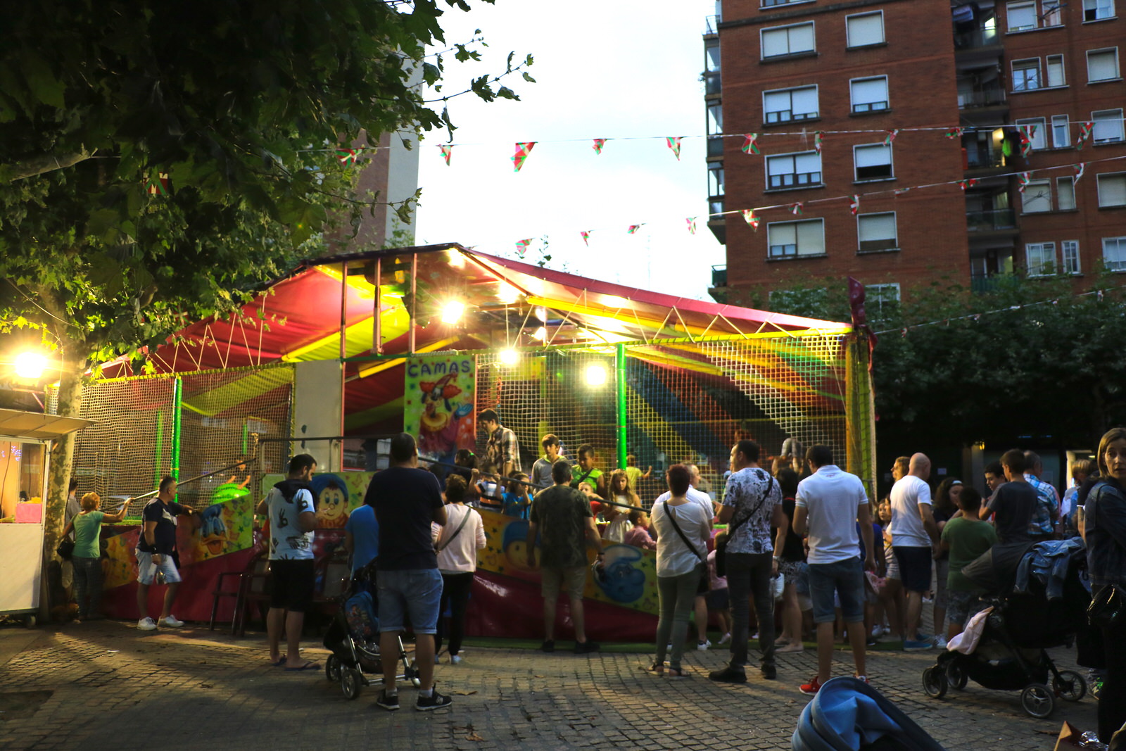 Decenas de niños disfrutan la espuma en otra jornada infantil de ...