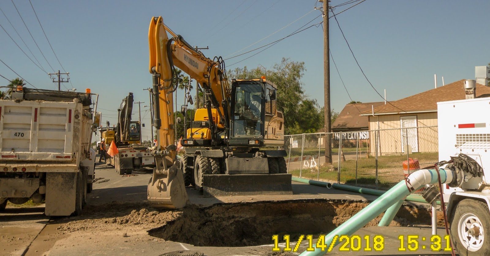 EL RRUN RRUN: SEWAGE SIPHONED FROM FORCE MAIN BREAK, SINKHOLE