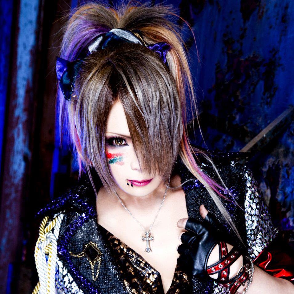 dictatorial visual: Royz