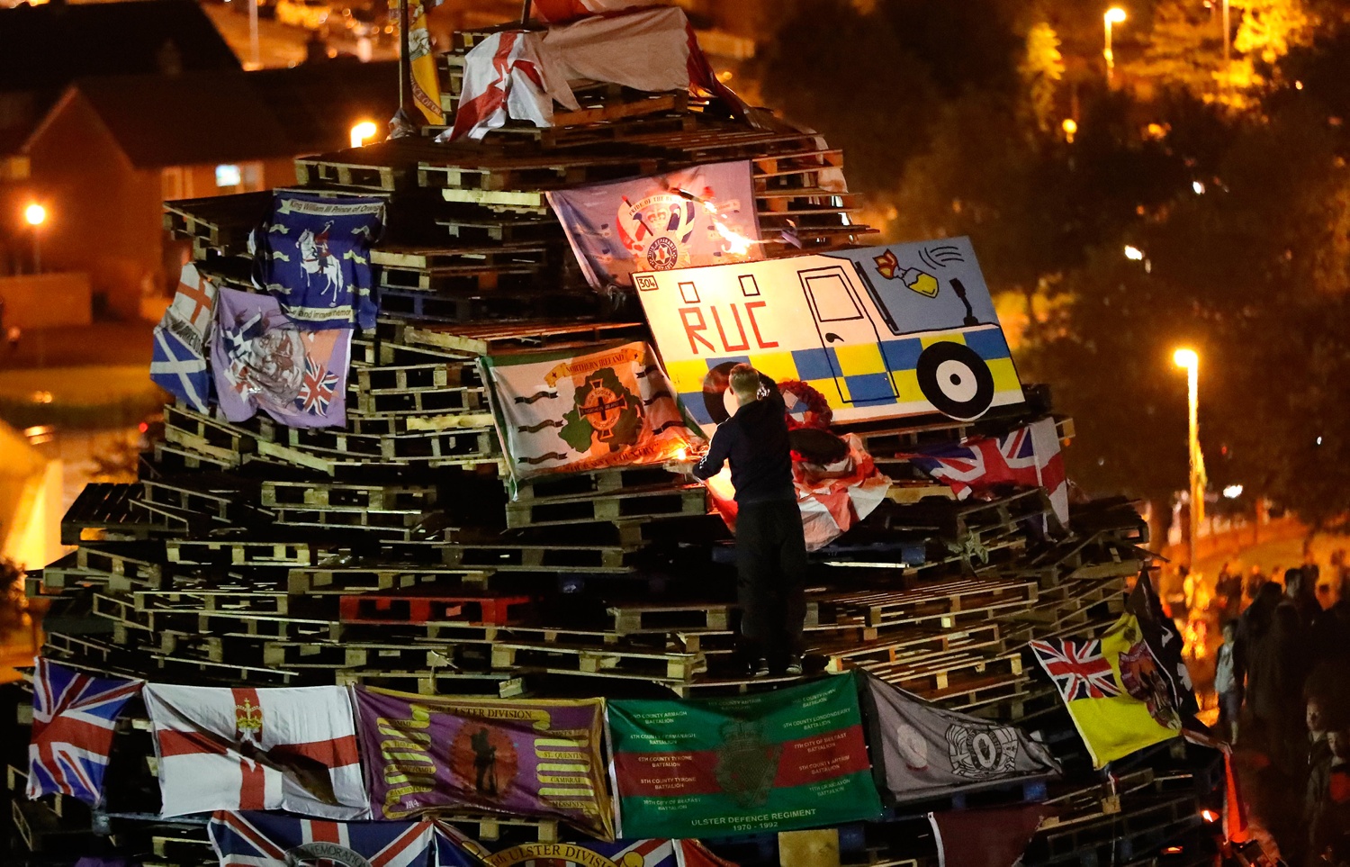 El norte de Irlanda: Las bonfires republicanas en Derry arden entre ...
