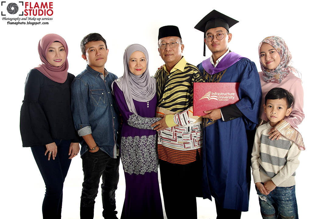 Flame Graduation Photography Studio: Graduation Convocation Family ...