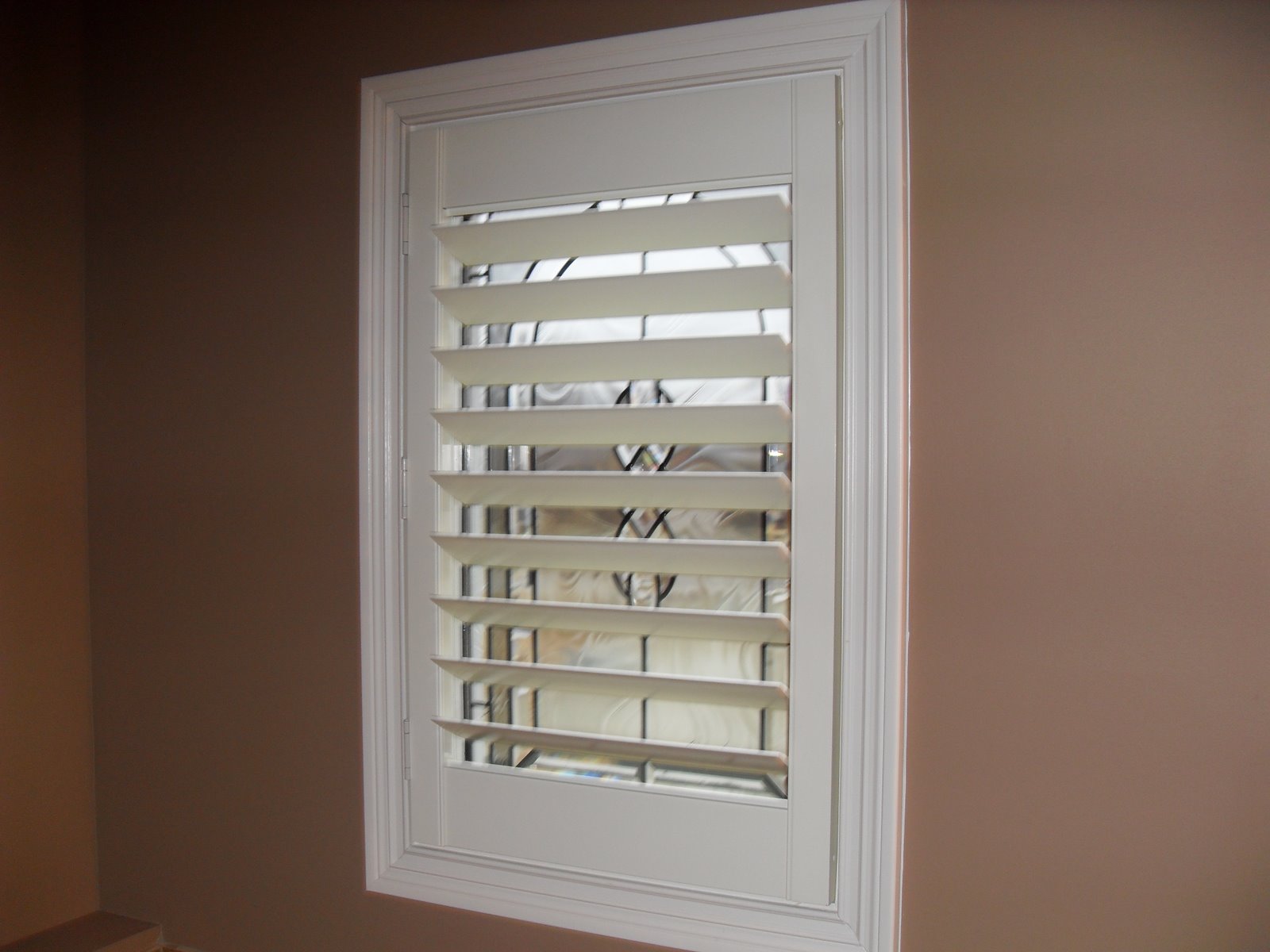 Louisville Blinds and Drapery: Hidden Tilt Rod Shutter