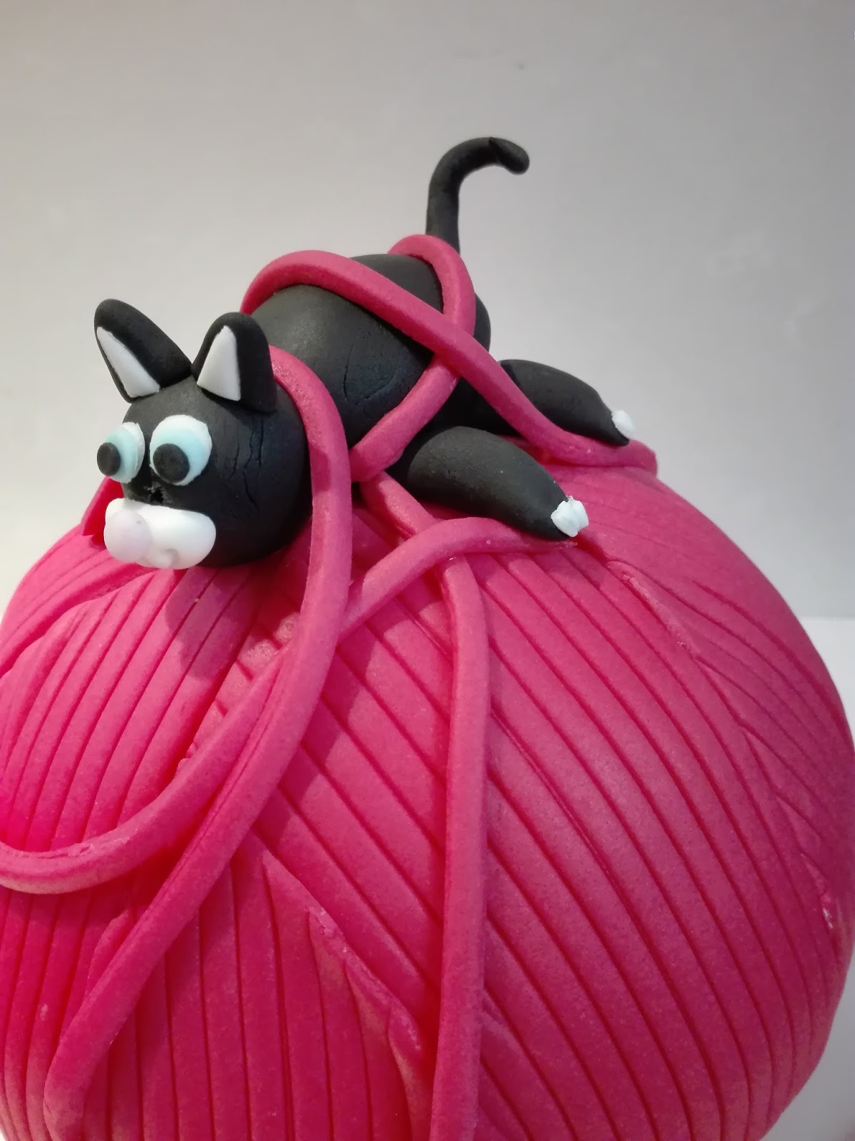 MIS CAPRICHOS: TARTA GATO ENREDADO EN OVILLO DE LANA