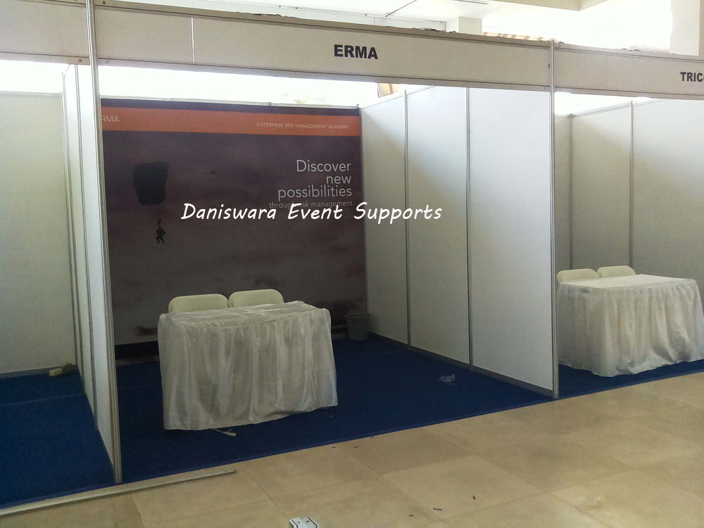 SEWA TENDA DAN PERALATAN PESTA DI BALI: SEWA PARTISI PAMERAN DI BALI