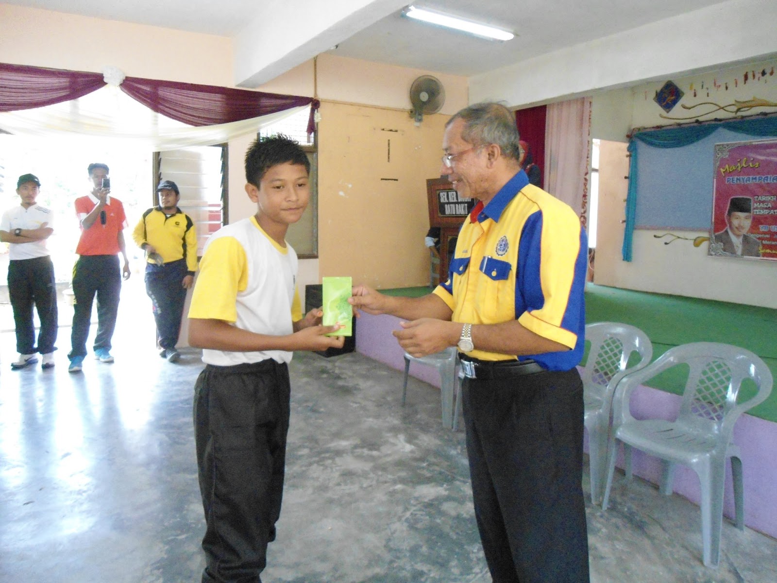 SK Darat Batu Rakit: LARIAN MERENTAS DESA PERINGKAT SEKOLAH