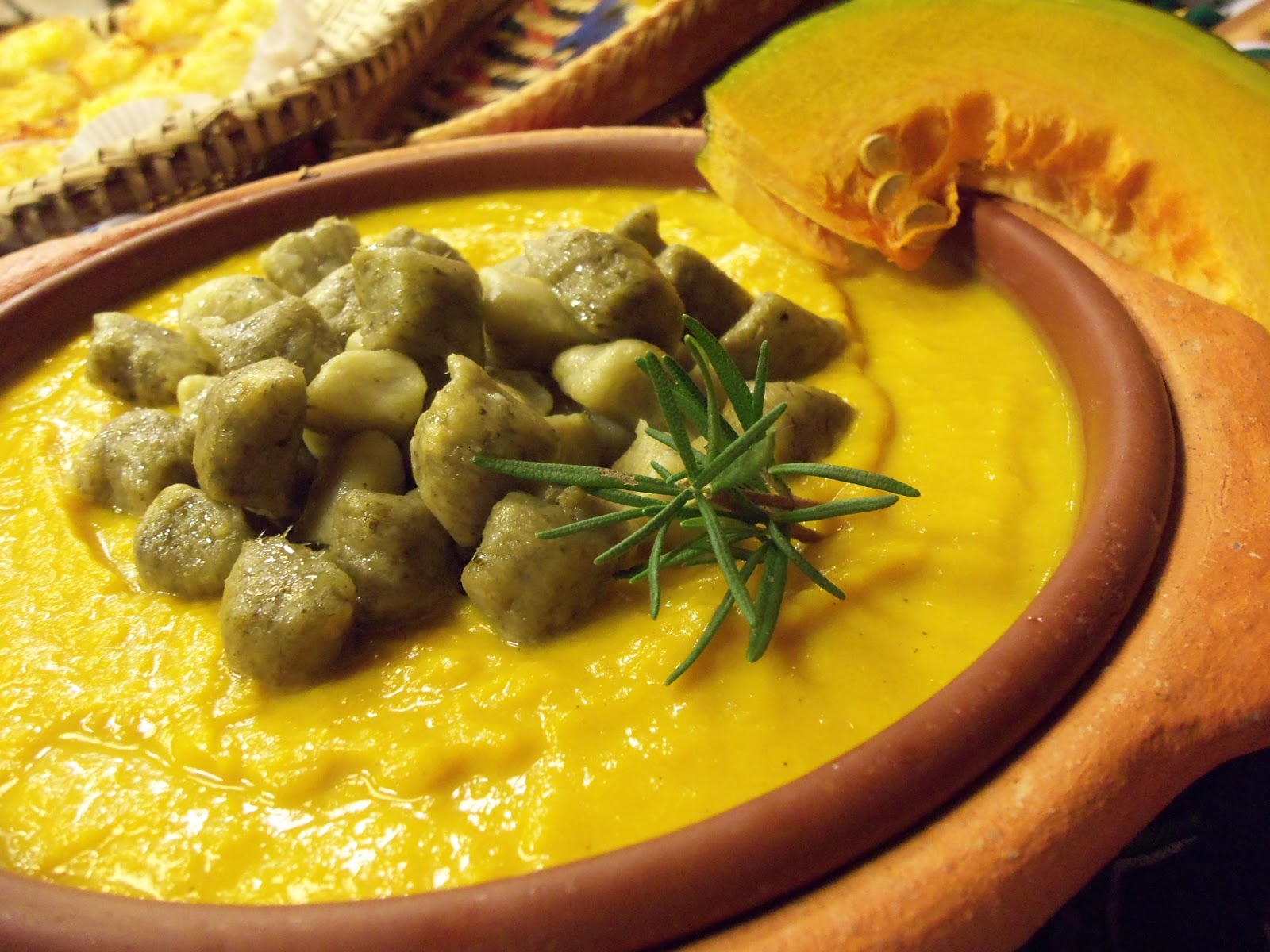 Nhoque de mandioca, espinafre e molho de abóbora