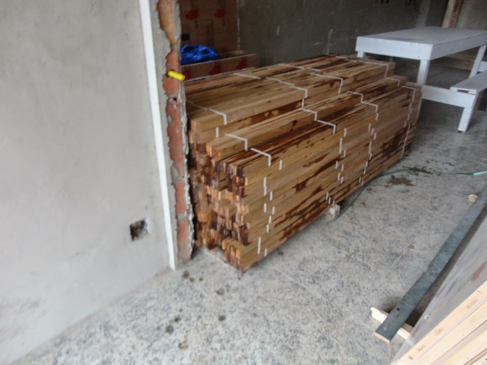 Residencial Paulo Marcos: Entrega dos alisares de madeira